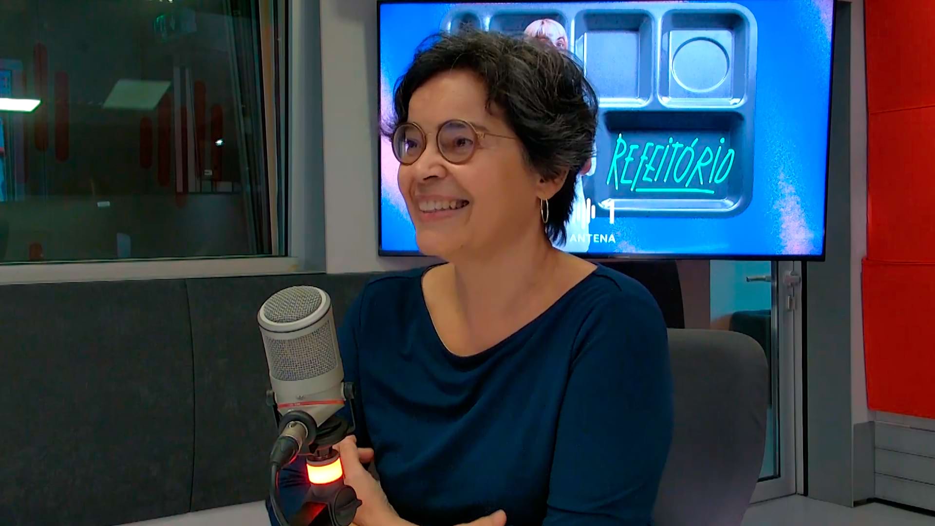 Joana Barrios entrevista a jornalista Alexandra Prado Coelho | Antena 1 ...